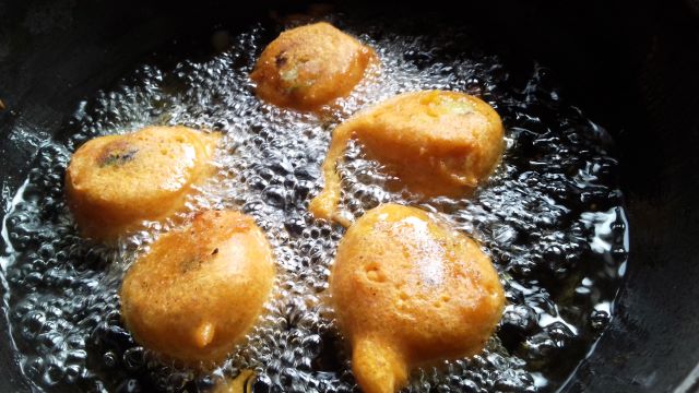 Aloo Bonda Tea-Time Snack | Batter-Fried Potato Balls - Seasonal Flavours